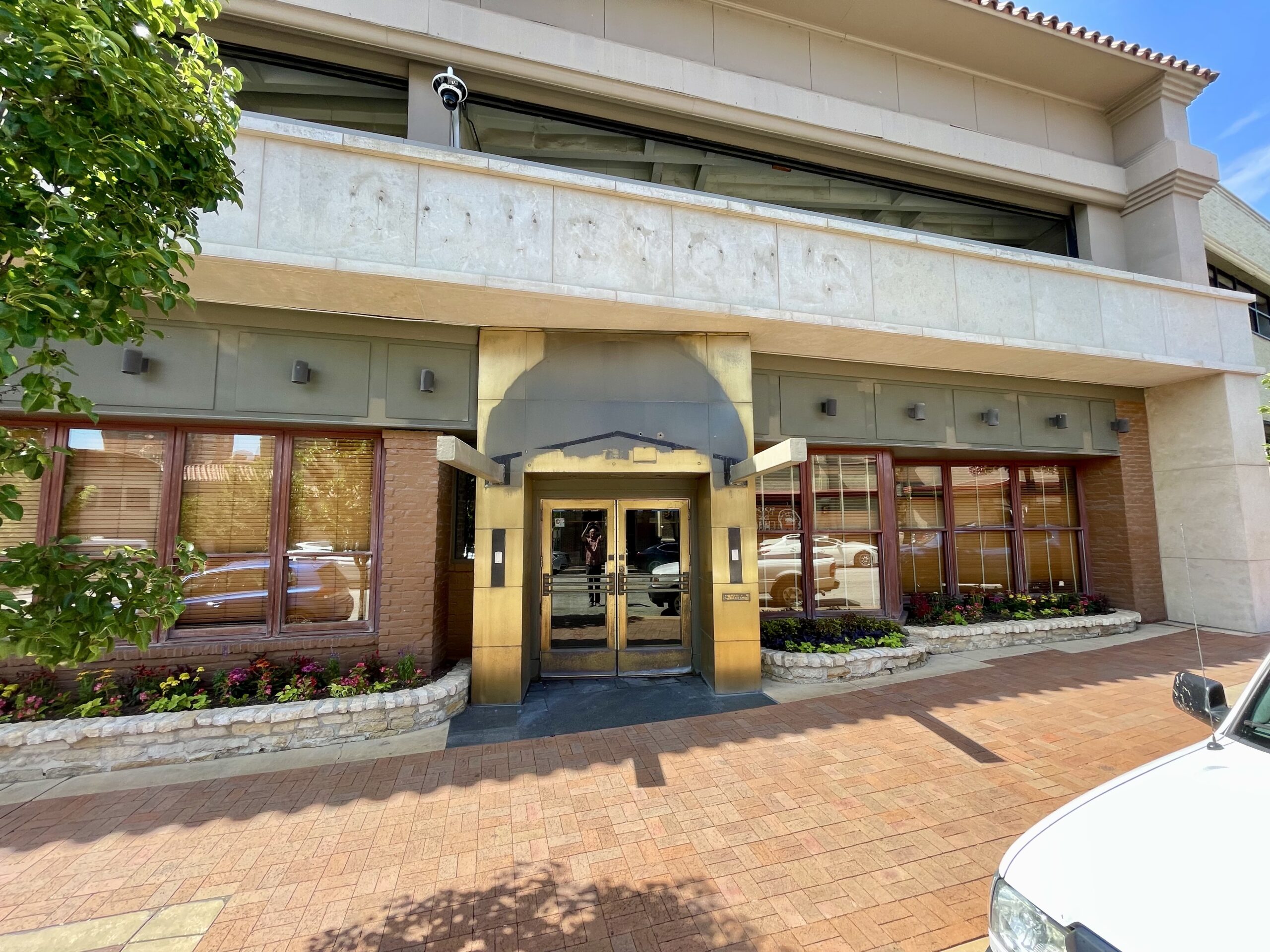 Could Houston's come back to the Plaza?